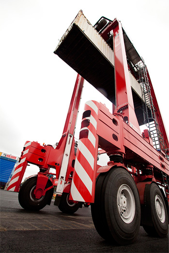 First genuine hybrid straddle and shuttle carrier for container ...